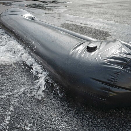 Pig Water-Filled Flood Barrier Ideal For Damming Large Water Streams ...